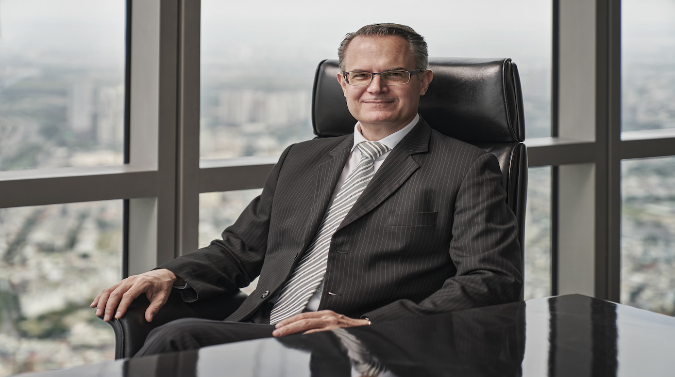 Goetz Bauer: The captain of Vietnam's first Autograph Collection ...